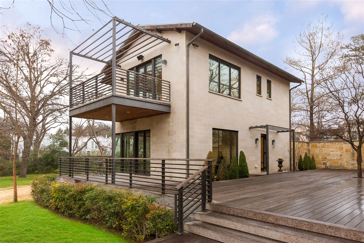 MODERN-DAY DESIGN IN A SPLENDID ENVIRONMENT | Texas Luxury Homes ...