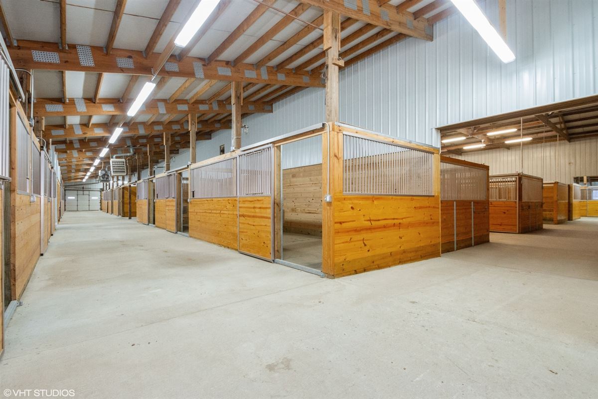 PREMIER HORSE BOARDING/BREEDING FACILITY | Illinois Luxury Homes ...