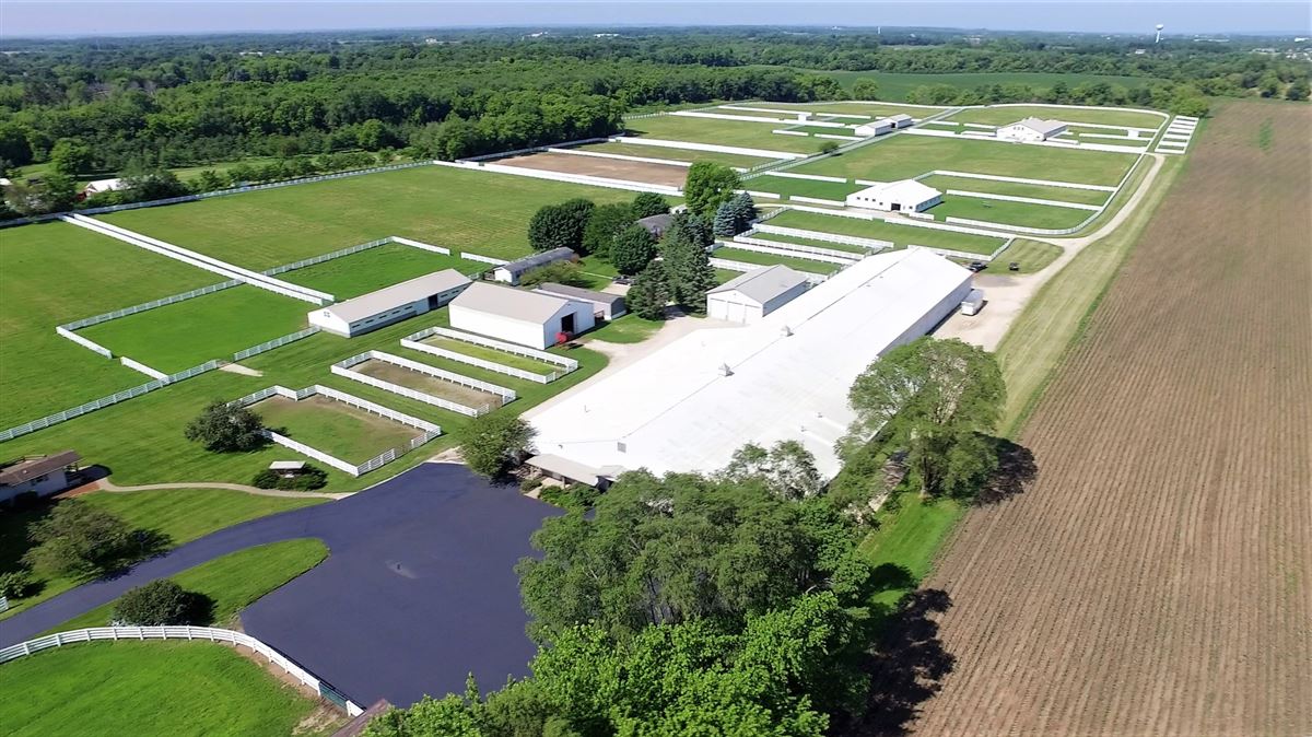 PREMIER HORSE BOARDING/BREEDING FACILITY | Illinois Luxury Homes ...
