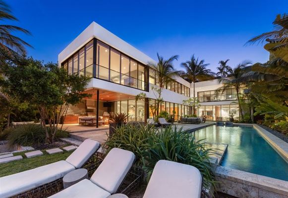 THIS STUNNING HOME FEATURES HIGH-END FINISHES | Florida Luxury Homes ...