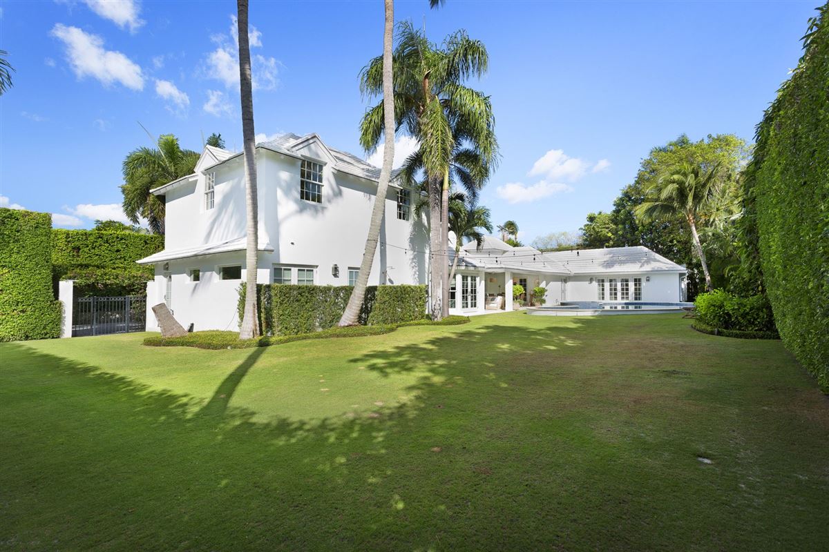 RECENTLY RENOVATED MODERN BERMUDA STYLE | Florida Luxury Homes ...