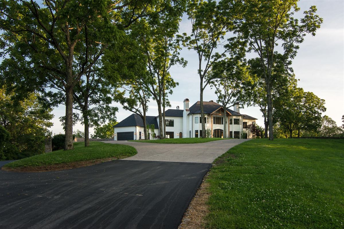 SIX ACRE GATED FARMHOUSE RESORT | Tennessee Luxury Homes | Mansions For ...