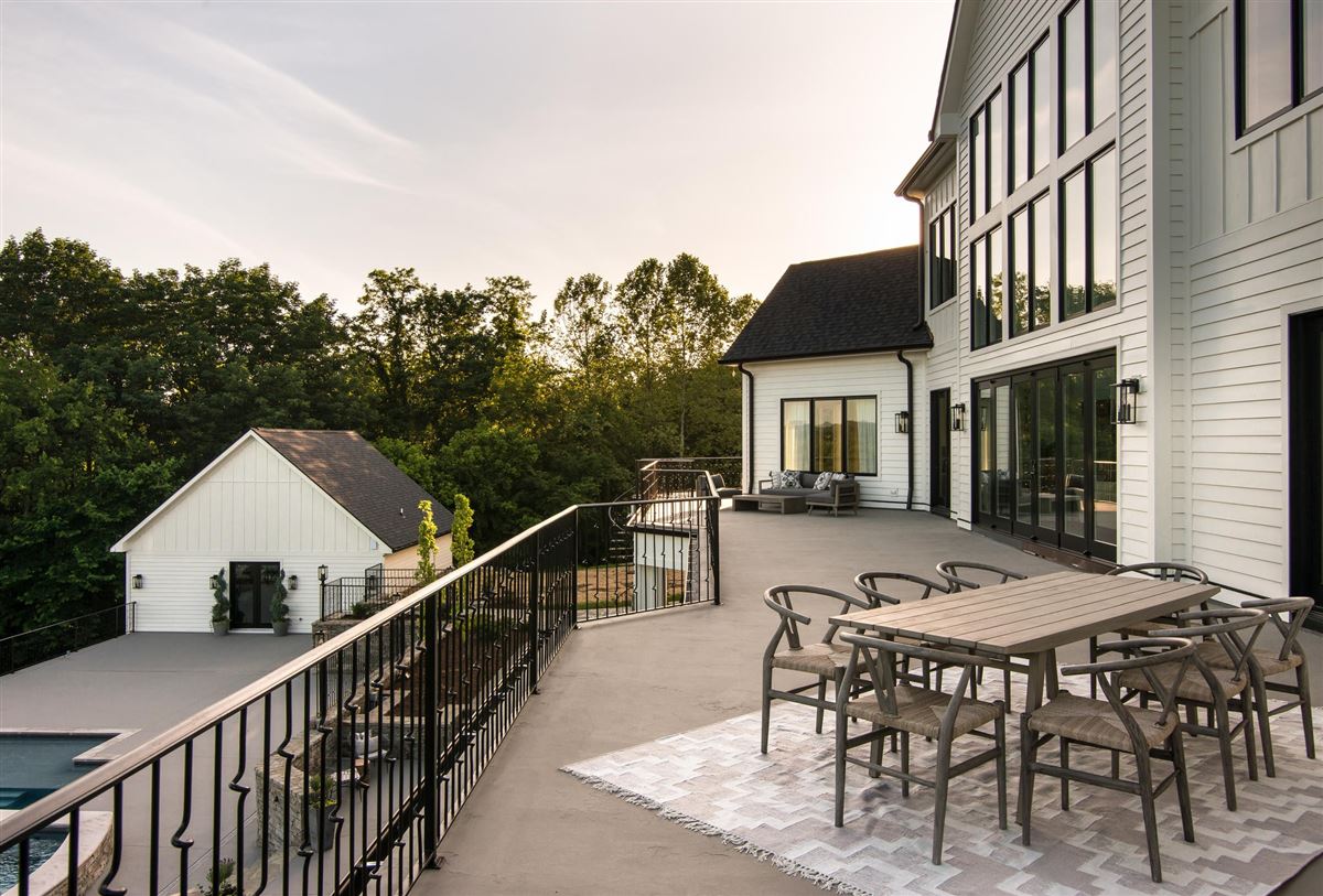 SIX ACRE GATED FARMHOUSE RESORT | Tennessee Luxury Homes | Mansions For ...