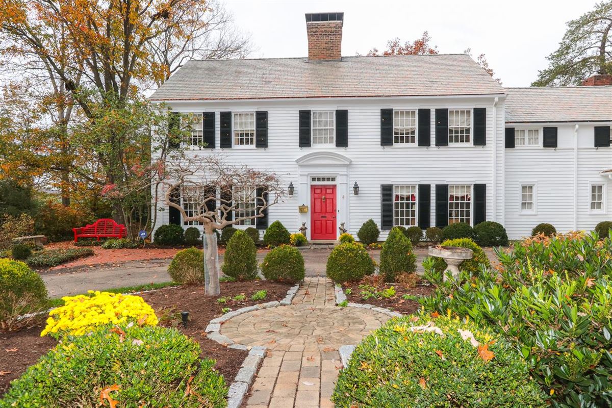 BEAUTIFUL WHITE COLONIAL HOME OFF A PRIVATE LANE | Ohio Luxury Homes ...